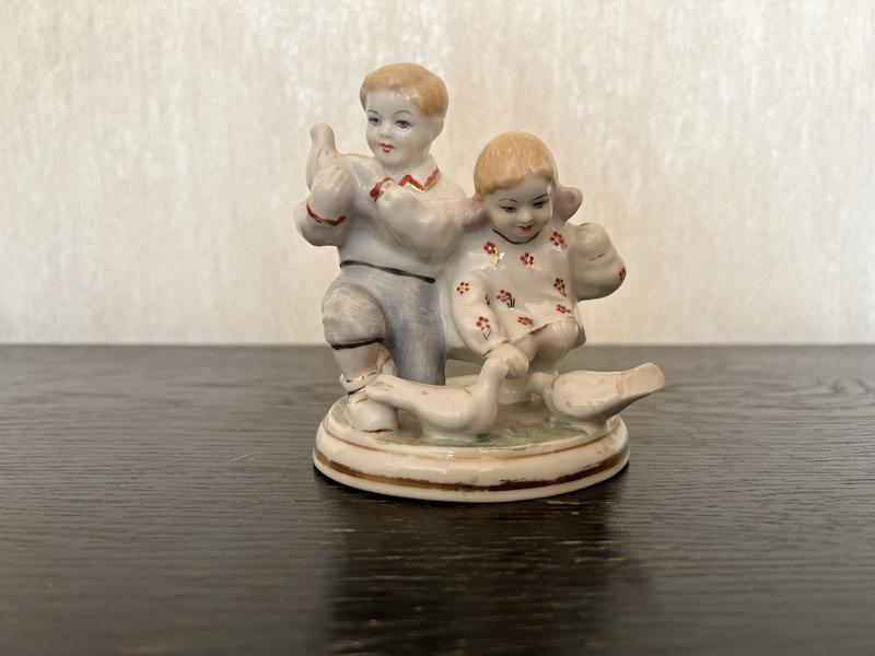 Фарфоровая статуэтка ссср дети кормят голубей 60 е года — цена 350 грн в каталоге Статуэтки