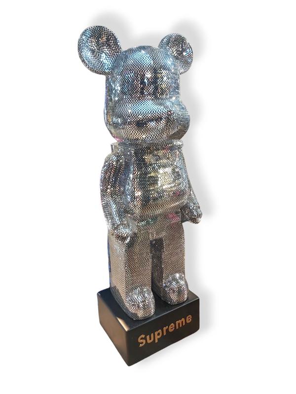 Фигурка bearbrick серебряного цвета на подставке supreme 155 см под ...