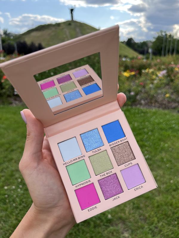 Makeup revolution friends x revolution eyeshadow palette chandler 500 129222830