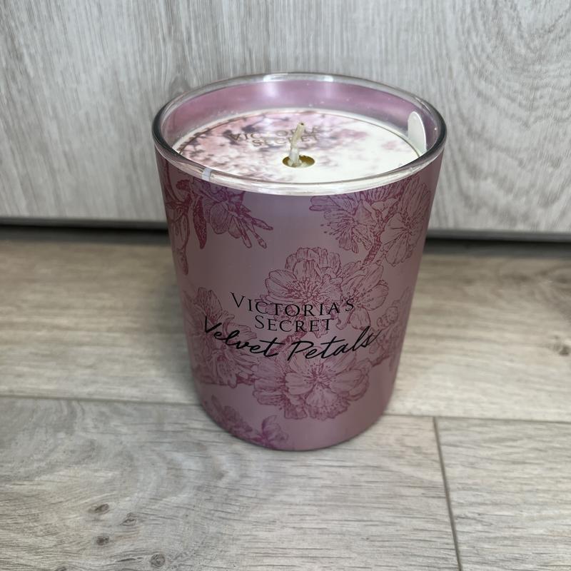 Ароматизированная свеча victoria’s secret velvet petals — цена 500 грн ...