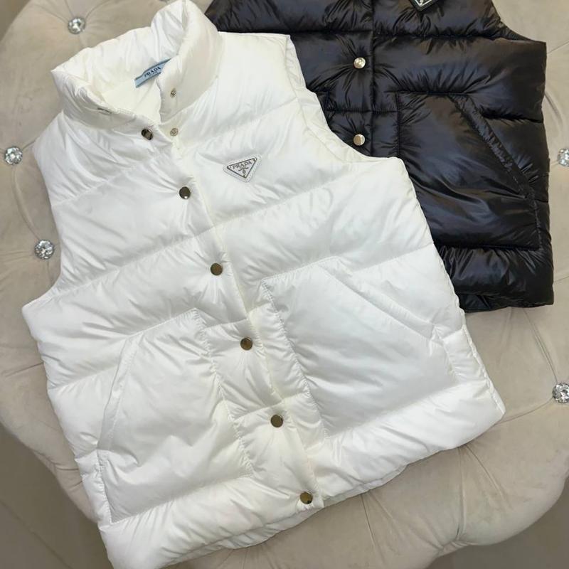 Стьобана жилетка на кнопках Prada — ціна 3900 грн у каталозі Жилетки Купити жіночі речі за