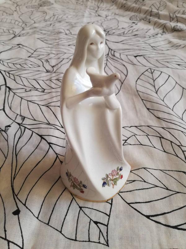 Фарфорова статуетка дівчина голуб миру Royal Tara — ціна 750 грн у каталозі Статуетки Купити