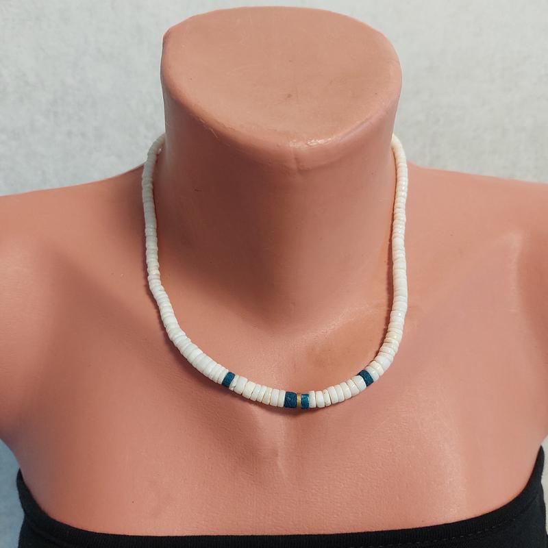 Белые бусы чокер из кости морской ракушки скафарка — цена 400 грн в каталоге Чокеры Купить