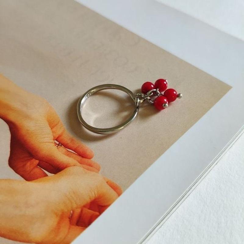 Срібний перстень з коралом — ціна 610 грн у каталозі Кільця і персні Купити аксесуари за