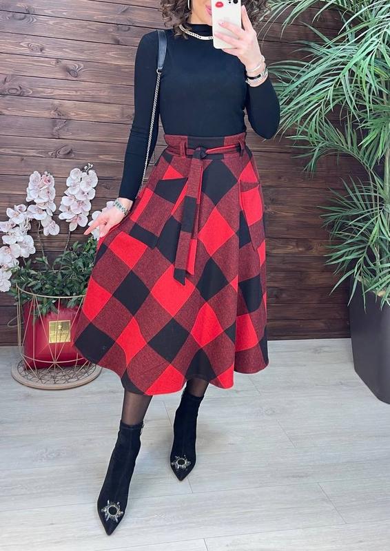 Тепла жіноча спідниця міді у клітинку з карманами на поясі — ціна 850 грн у каталозі Міді
