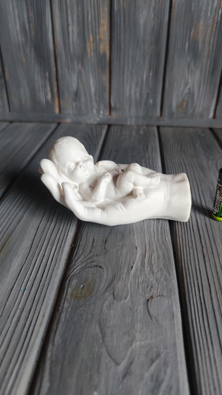 Статуетка рука з дитиною немовля в долоні — ціна 80 грн у каталозі Статуетки Купити товари для
