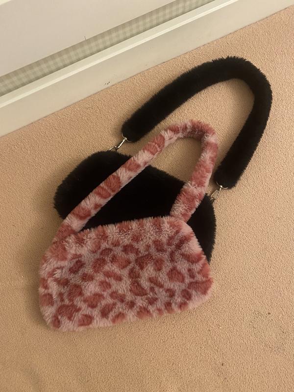 Пушистые сумки — цена 200 грн в каталоге Клатчи Купить аксессуары по доступной цене на Шафе