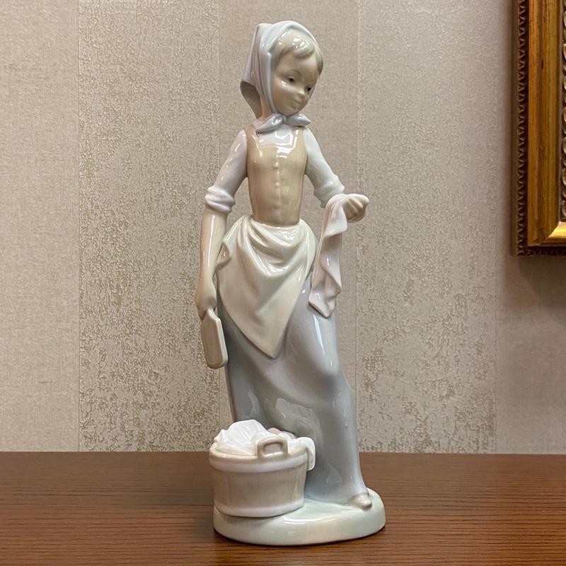 Порцелянова статуетка Nao By Lladro «маленька прачка — ціна 2200 грн у каталозі Статуетки