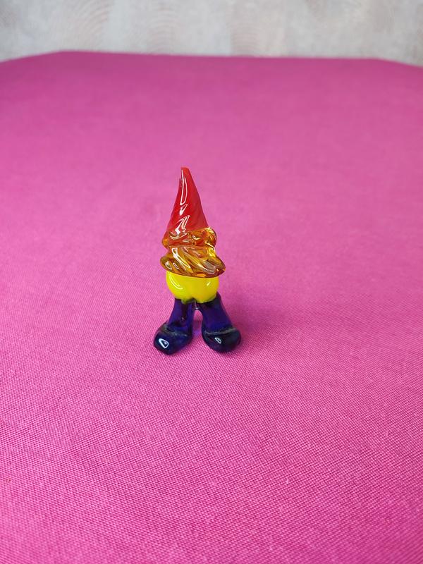 Стеклянная фигурка статуэтка гном гномик из стекла — цена 205 грн в каталоге Статуэтки Купить