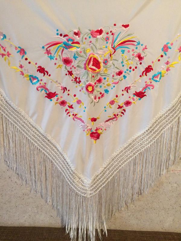 Хустка з вишивкою фламенко велика — ціна 1100 грн у каталозі Шарфи Купити аксесуари за доступною