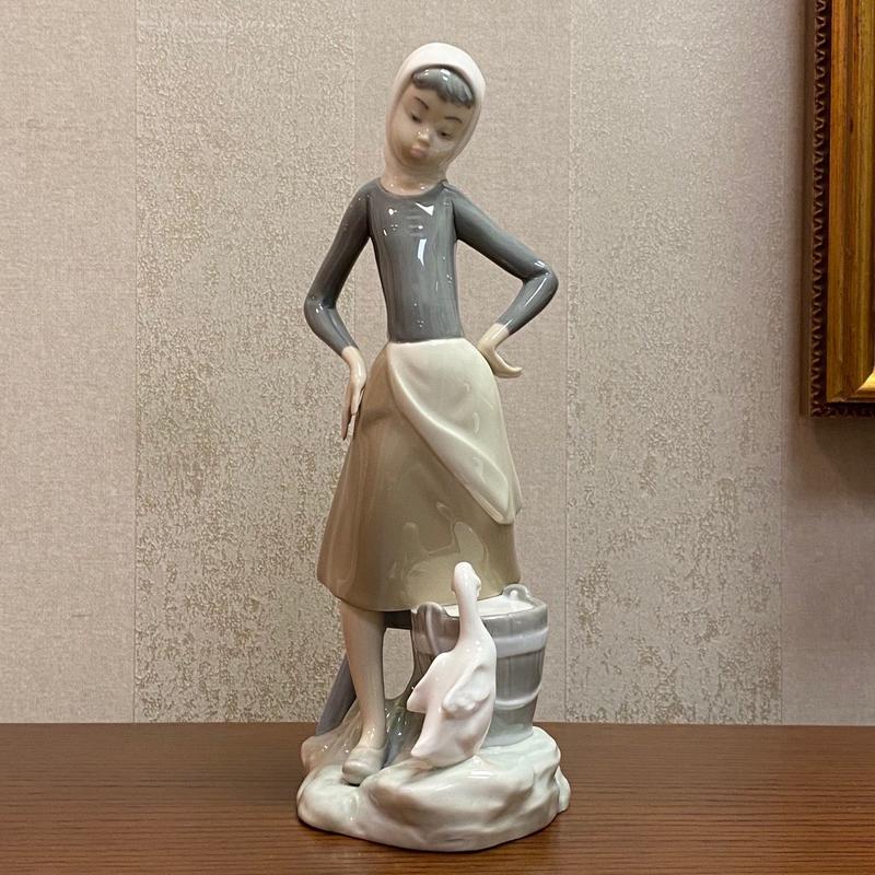 Фарфоровая статуэтка Lladro «утенок хулиган пьющий молоко — цена 3300 грн в каталоге