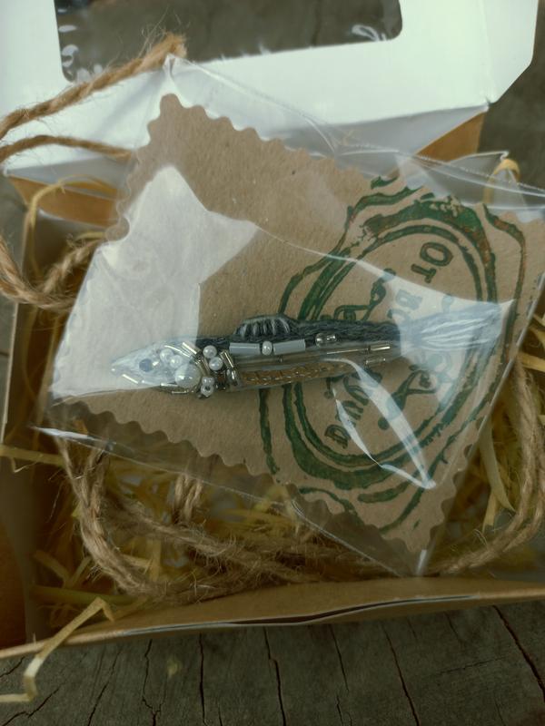 Брошка риба селедка ручна робота вишивка — ціна 400 грн у каталозі Брошки Купити аксесуари за