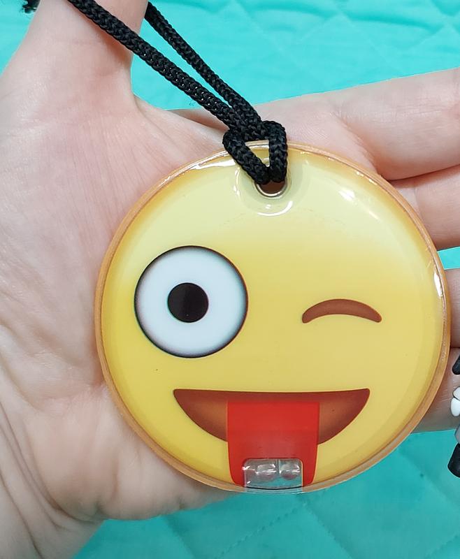 Брелок ліхтарик смайл — ціна 30 грн у каталозі Іграшкові фігурки Купити дитячі товари за