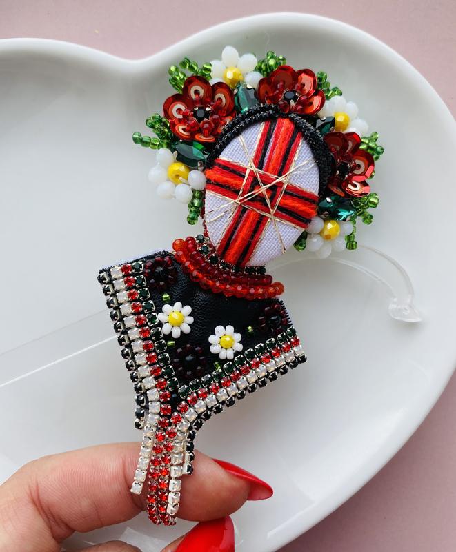 Брошка лялька мотанка берегиня з бісеру оберіг — ціна 1050 грн у