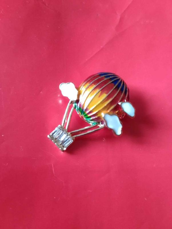 Брошка повітряна куля з кристалами — ціна 275 грн у каталозі Брошки Купити аксесуари за