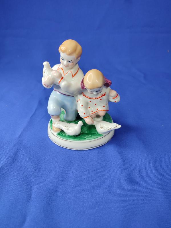 Фарфоровая статуэтка дети кормят голубей сср радчнская фигурка фарфор — цена 842 грн в каталоге