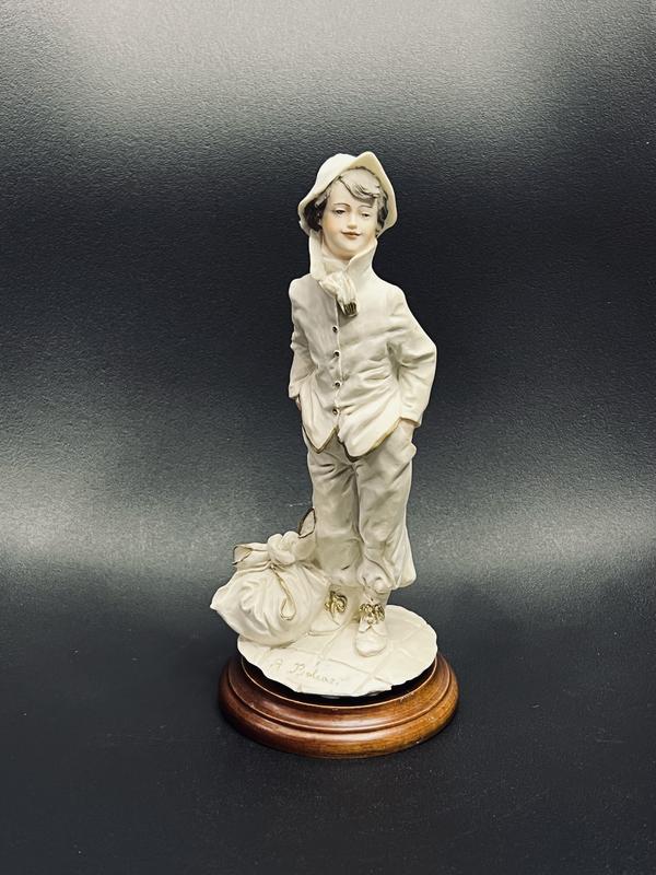 Фарфоровая статуэтка мальчик с котомкой A Belcari Capodimonte — ціна 1000 грн у каталозі