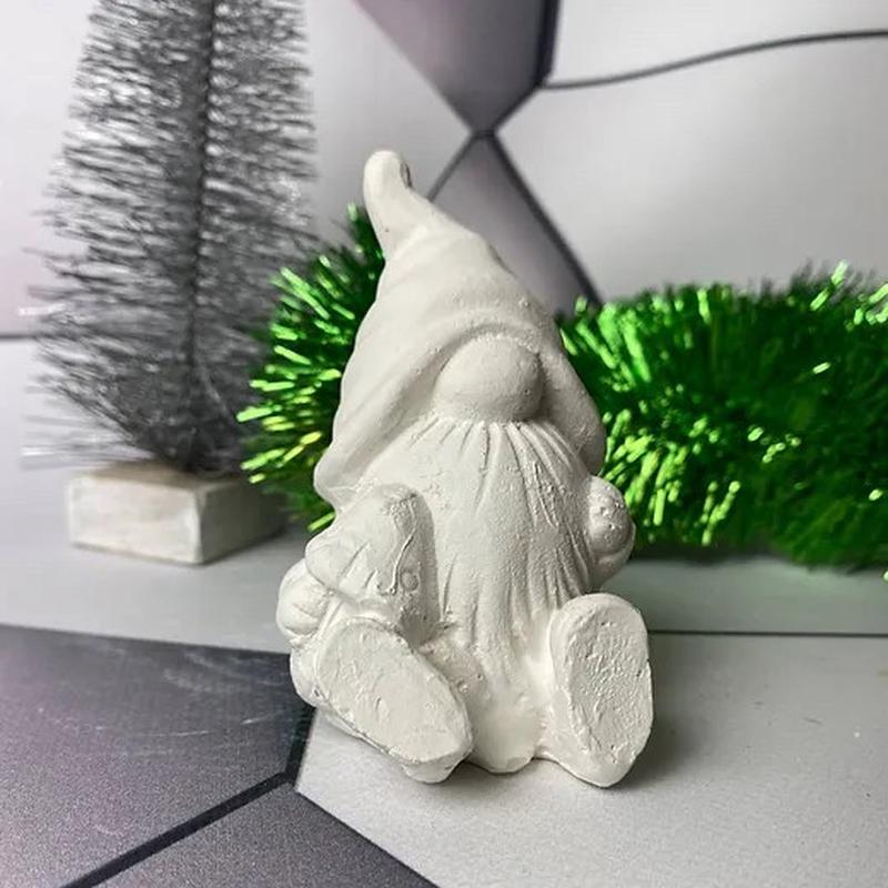 Гіпсове кашпо фігура новорічний ельф №2 — цена 110 грн в каталоге Статуэтки Купить товары для