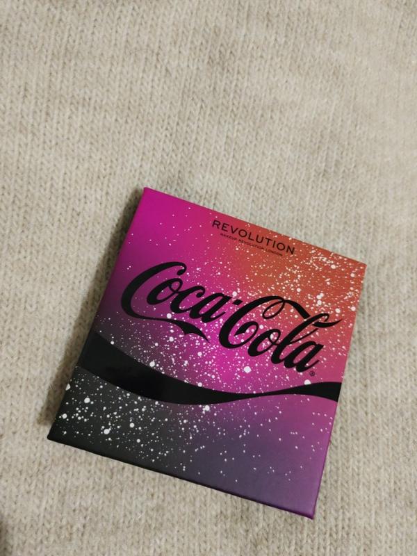 Палетка теней Coca Cola — цена 400 грн в каталоге Тени для век Купить товары для красоты и