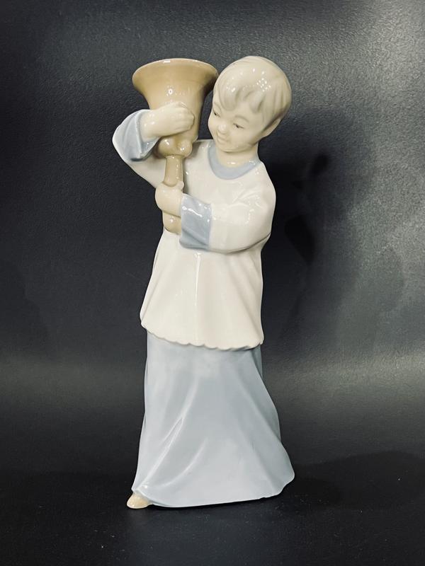 Фарфоровая статуэтка мальчик с колокольчиком испания — ціна 650 грн у каталозі Статуетки Купити