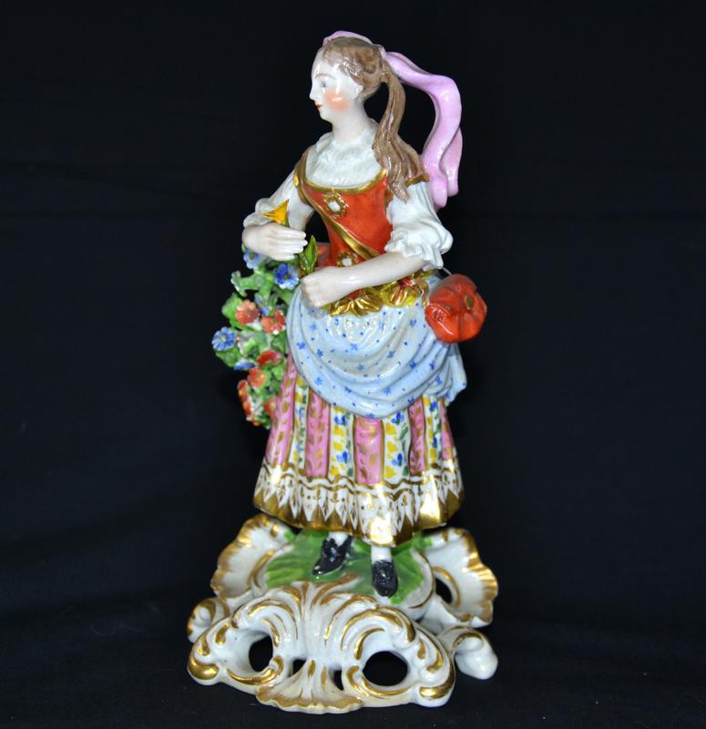 Порцелянова статуетка дама з квіткою англія — ціна 24000 грн у каталозі Статуетки Купити