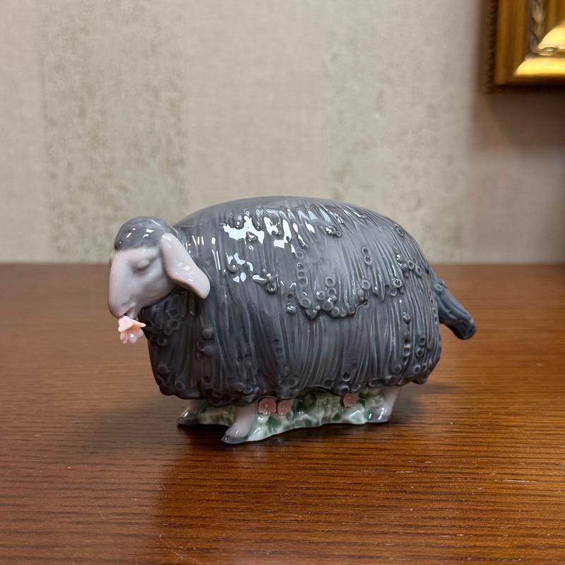 Фарфоровая статуэтка Lladro «овца на лугу — цена 5600 грн в каталоге Статуэтки Купить товары