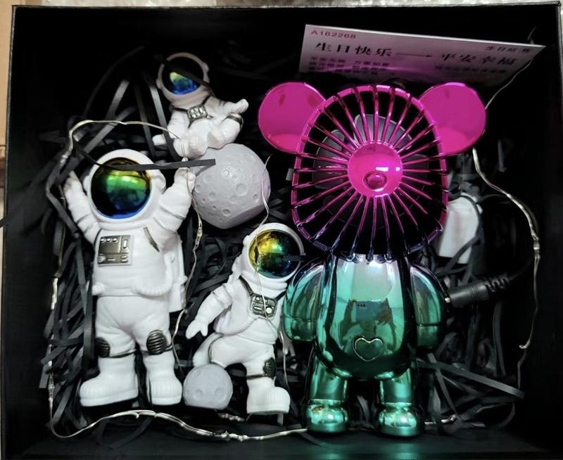 Подарочный набор декоративных фигурок космонавтов — цена 600 грн в каталоге Статуэтки Купить