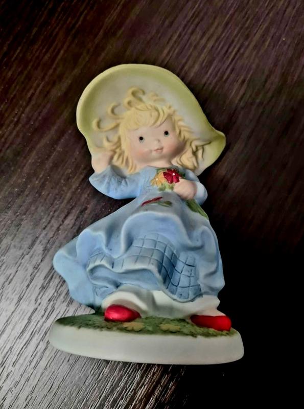 Мила чудова ніжна гарна вінтажна маленька керамічна статуетка фігурка дівчинка ретро вінтаж