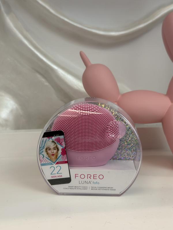foreo luna fofo facial brush with skin analysis 1860