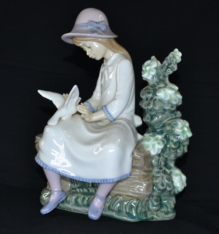 Статуетка дівчина з блакитними Nao Lladro — ціна 6000 грн у каталозі Статуетки Купити товари для