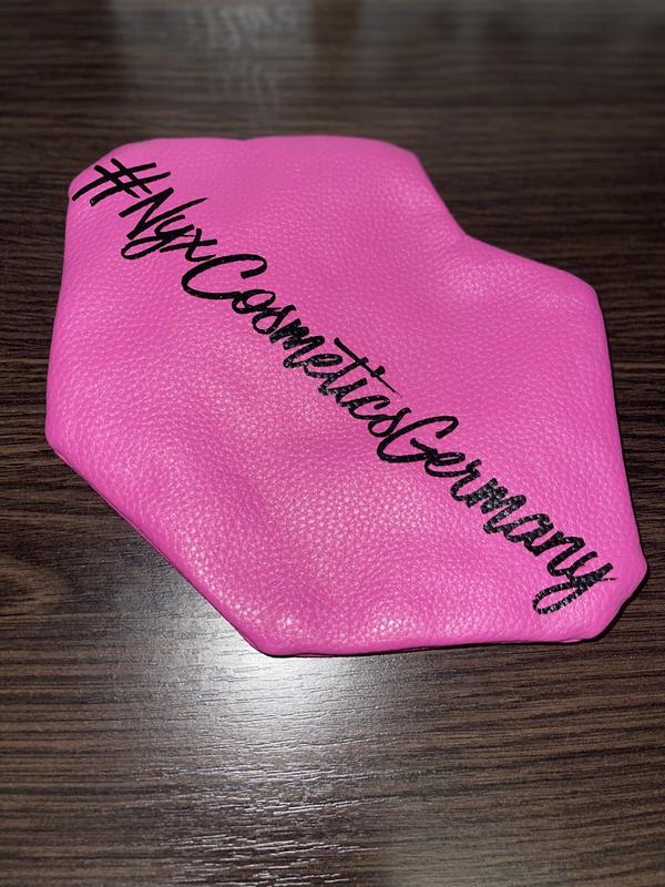 Крута косметичка Nyx у формі губ 👄 — ціна 79 грн у каталозі Косметички Купити аксесуари за