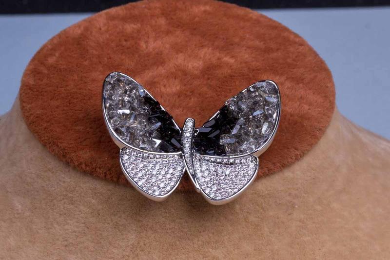 Брошь метелик сріблястий з камінчикамм — ціна 490 грн у каталозі Брошки Купити аксесуари за