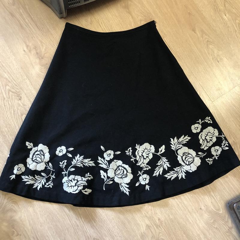 Тепла вовняна спідниця з гарною вишивкою — ціна 395 грн у каталозі Міді спідниці Купити жіночі