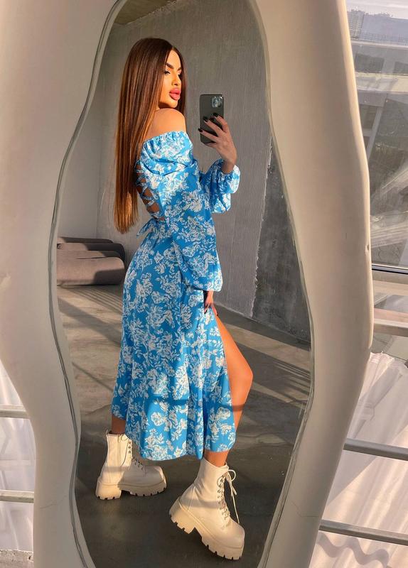 Ніжна квіткова сукня міді з розрізом на шнурівці плаття міді з квітковим принтом — ціна 955 грн