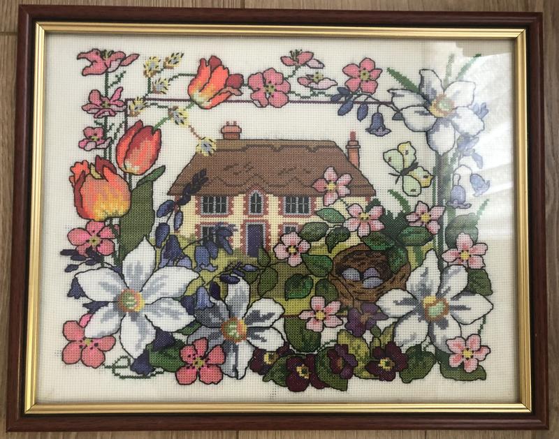 Вишита картинка «квітковий дім — ціна 450 грн у каталозі Картини Купити товари для дому та