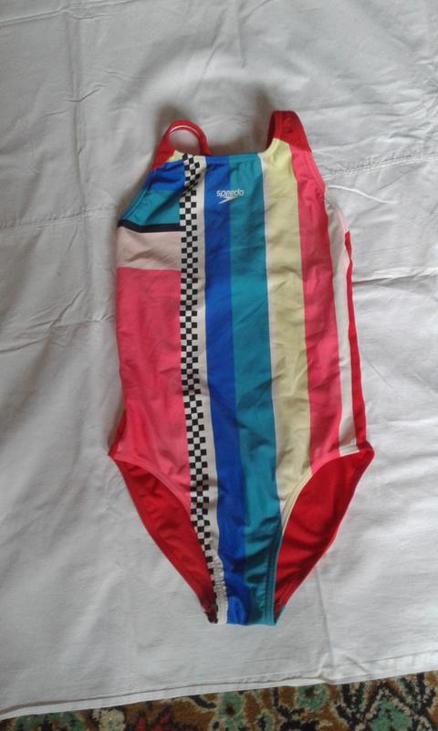 Яркий подростковый спортивный слитный купальник в бассейн или на пляж ...