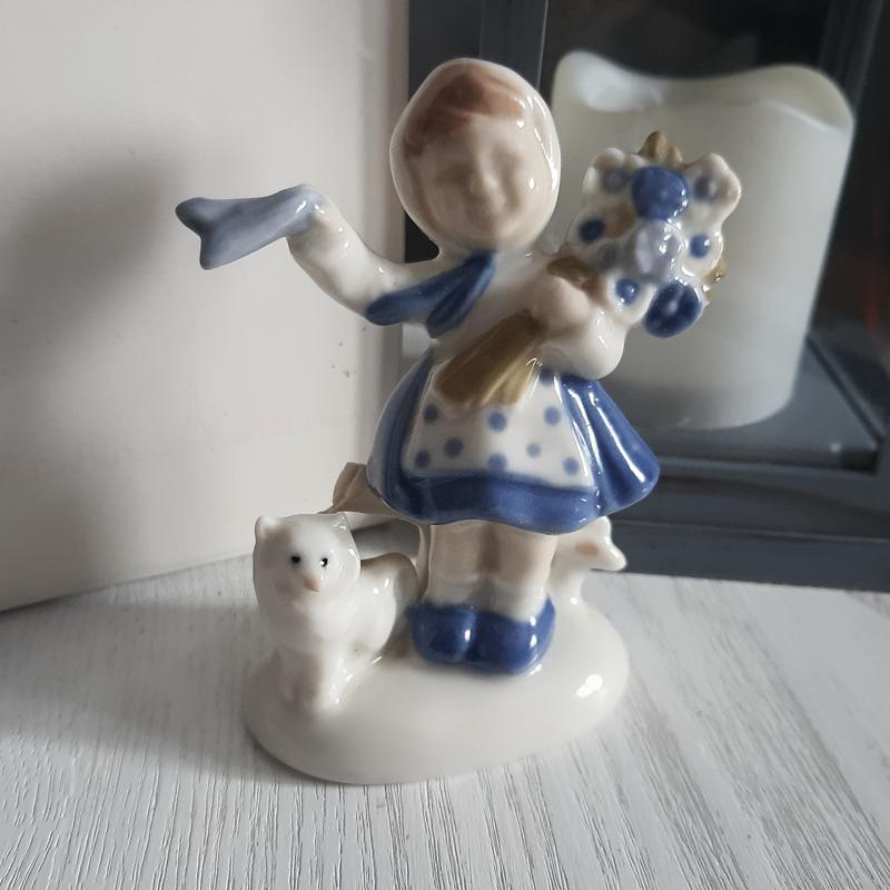 Винтажная статуэтка девочка с котом и платочком — цена 220 грн в каталоге Статуэтки Купить