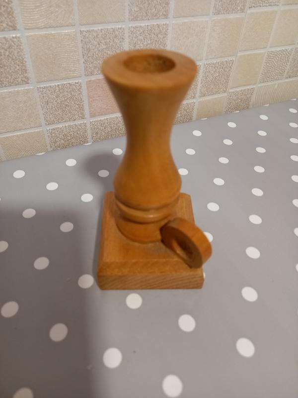 Продам новый подсвечник из дерева вместе с новой красивой изумрудной свечой — цена 40 грн в