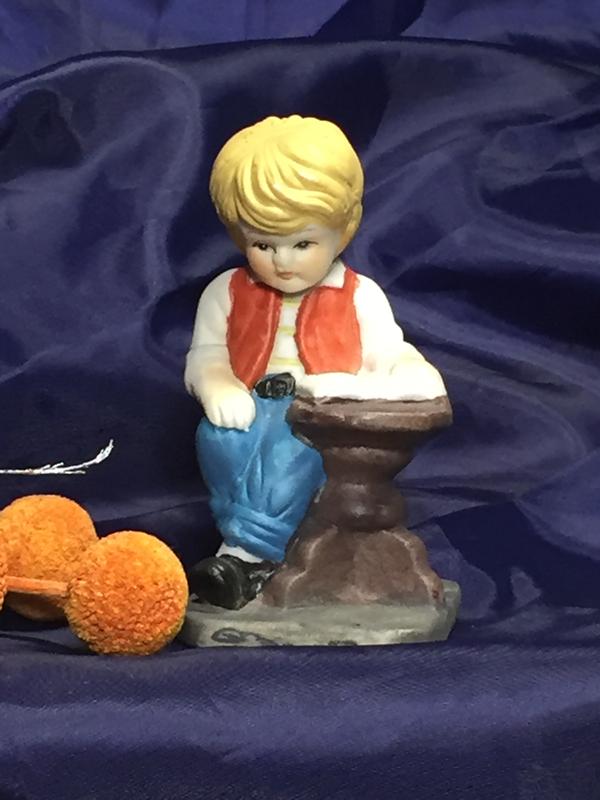 Фігурка хлопчика за столиком з книгою н1053 фарфор статуетка — ціна 670 грн у каталозі Статуетки