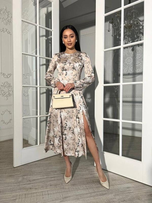 Шовкова сукня з квітковим принтом довгими рукавами розрізом на нозі міді — ціна 1700 грн у