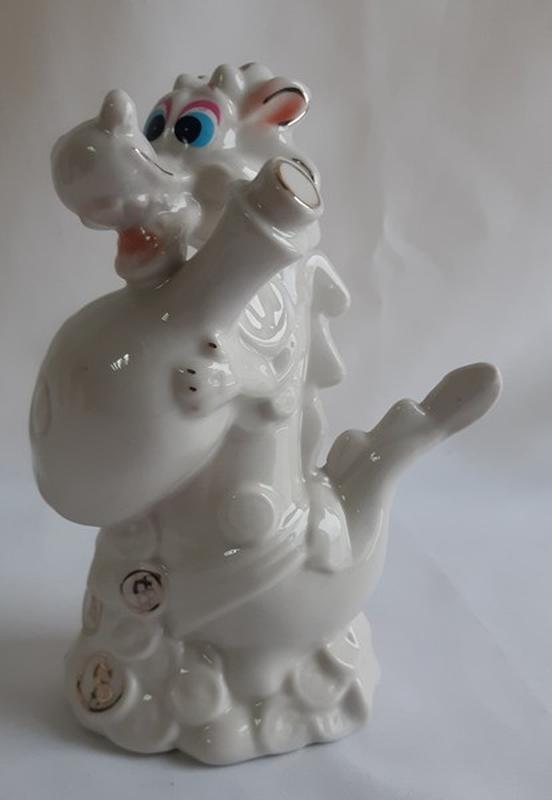 Статуэтка копилка фарфоровая дракон со штофом на деньгах — цена 350 грн в каталоге Статуэтки