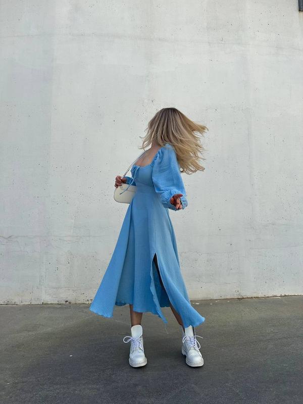 Жіноча легка довга блакитна муслінова сукня міді на шнурівці плаття блакитне — ціна 820 грн у