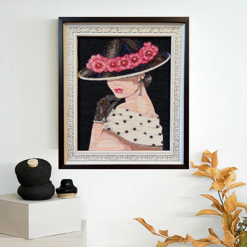 Вишита картина «пані у квітковому капелюсі — ціна 9900 грн у каталозі Картини Купити товари для