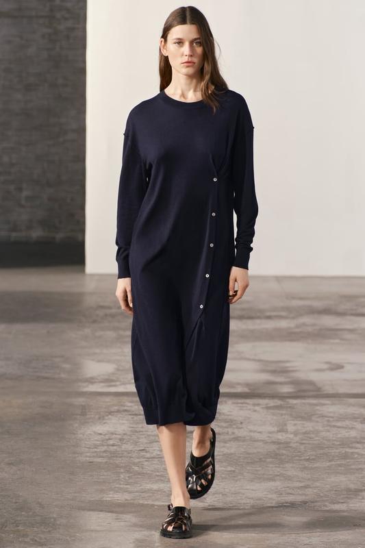 Трикотажне плаття з ґудзиками з боків — ціна 2500 грн у каталозі Сукні міді Купити жіночі речі