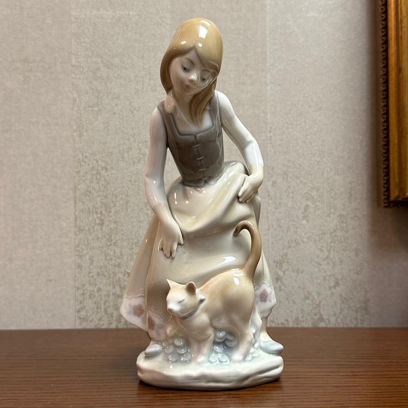Фарфорова статуетка Lladro «дівчинка з кошеням — ціна 4200 грн у каталозі Статуетки Купити