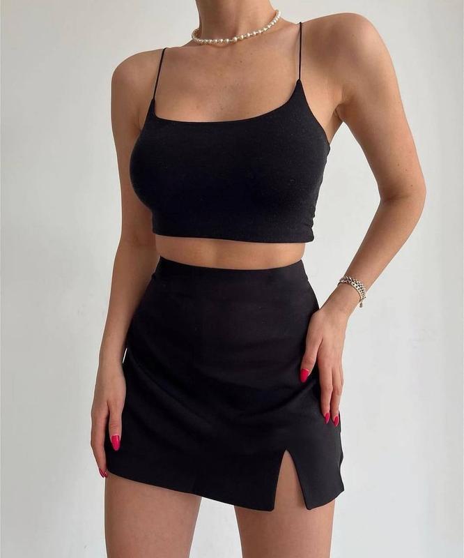 Чорна міні юбка з розрізом — ціна 471 грн у каталозі Міні спідниці Купити жіночі речі за