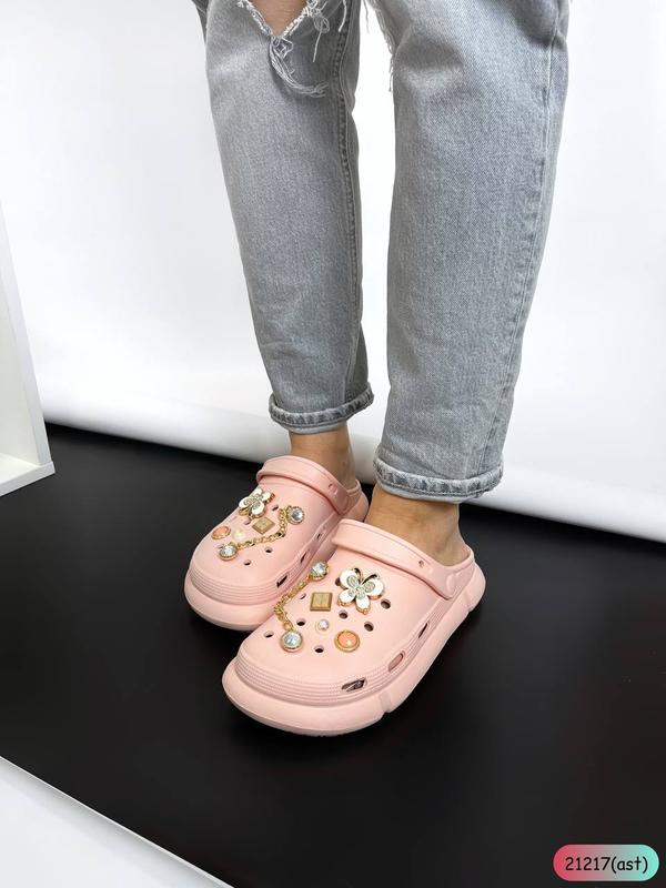 Крокси пудра з декором — ціна 820 грн у каталозі Капці Купити жіночі речі за доступною ціною на