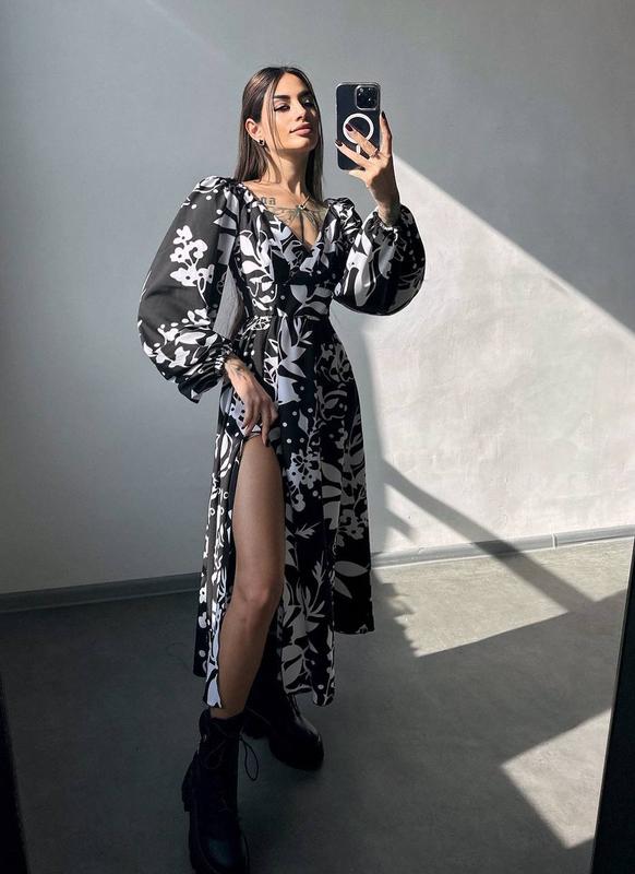 Принтована квіткова сукня міді з розрізом плаття міді з квітковим весняним принтом — ціна 955