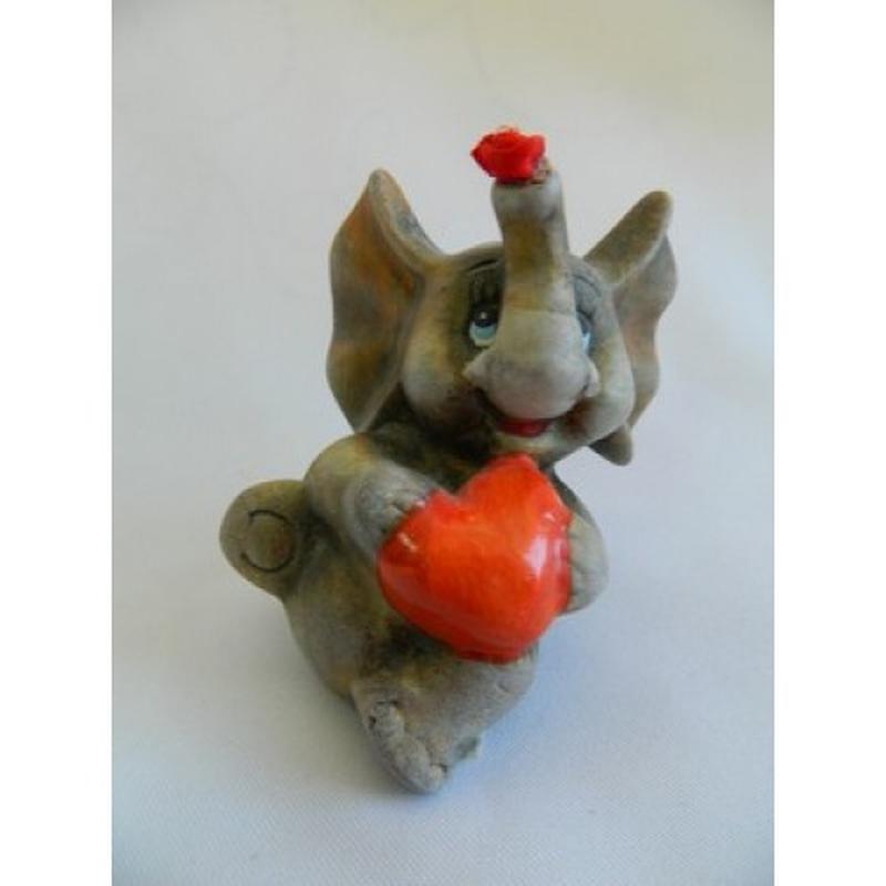 Статуэтка из керамики слон с сердцем винтаж — цена 180 грн в каталоге Статуэтки Купить товары