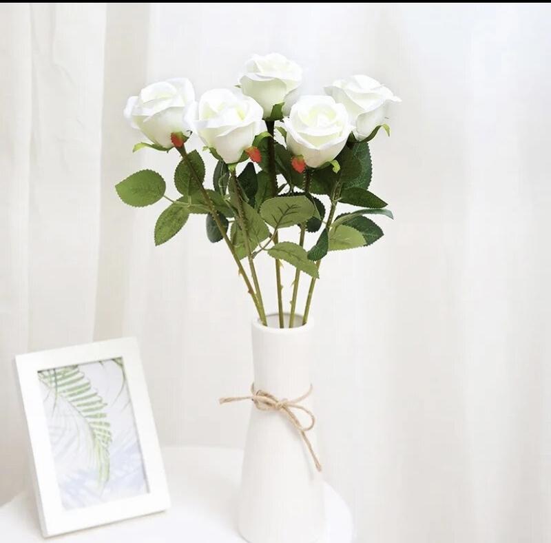 Білі високі троянди — ціна 90 грн у каталозі Штучні квіти Купити товари для дому та побуту за